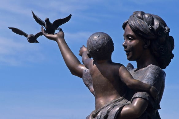 6 SCULPTURI superbe făcute în cinstea MAMELOR – cele mai puternice ...