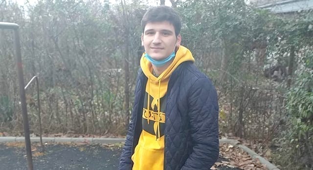 Abandonat de părinți, extrem de talentat, își vinde tablourile pentru a ...